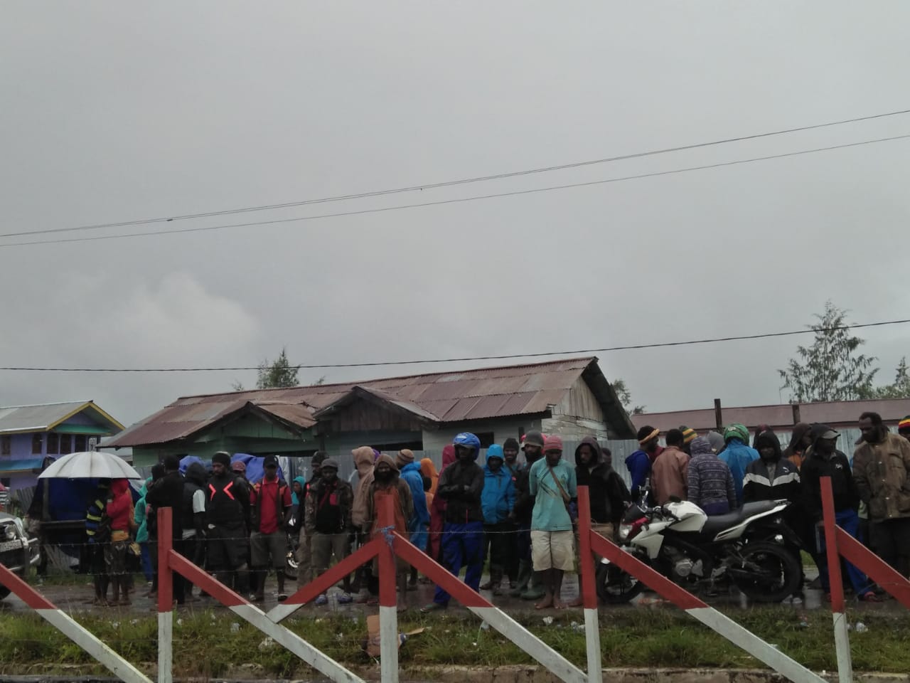 Masyarakat Datangi Kantor KPU Kabupaten Deiyai - Kabar Daerah Papua